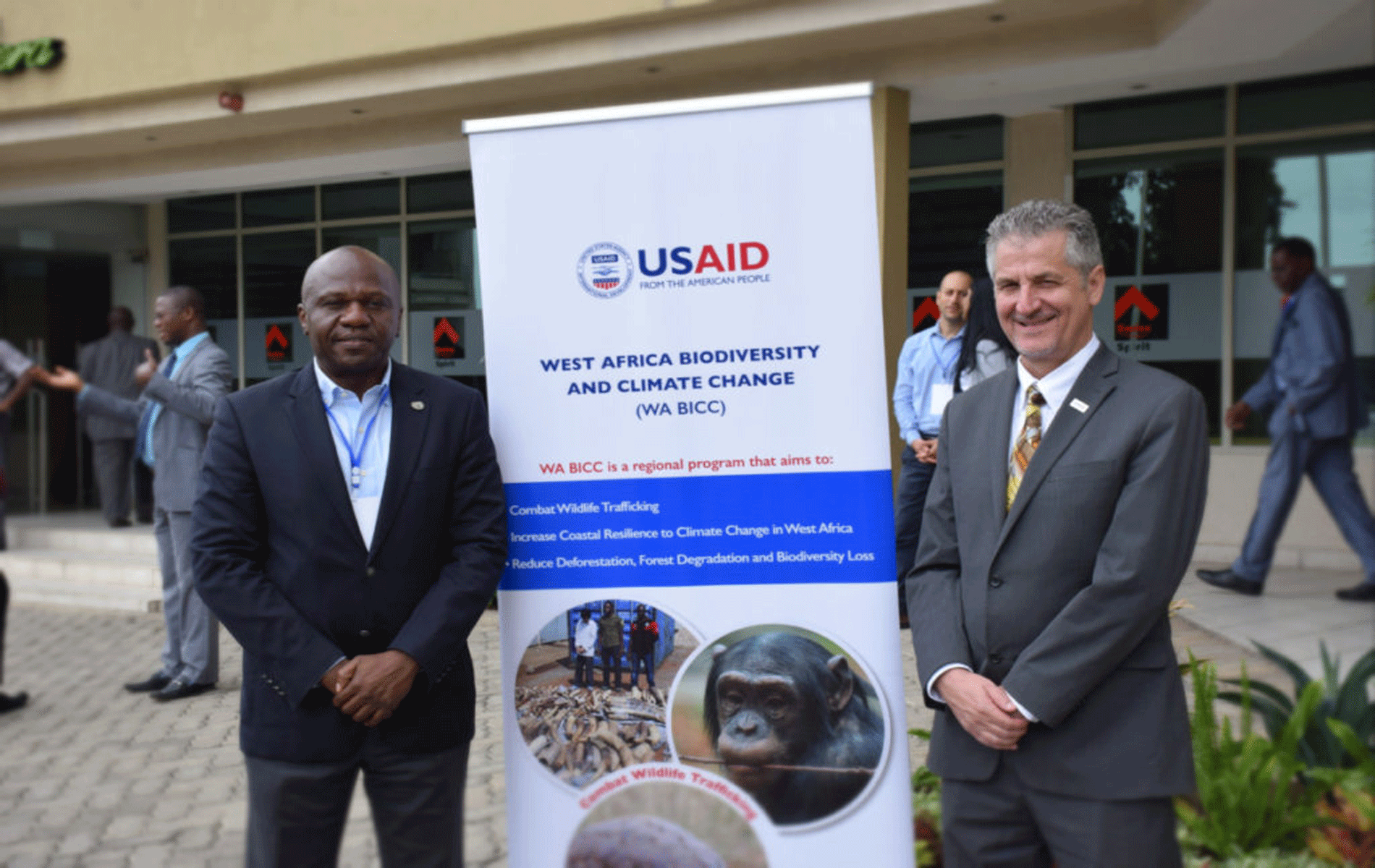 Abou-Bamba-et-le-Chef-de-mission-de-l’USAID-Afrique-de-l’Ouest-à-l ...